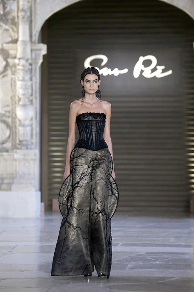 Guo-Pei-Fall-2018-Couture-Collection-Paris-Fashion-Week-PFW-Tom-Lorenzo ...