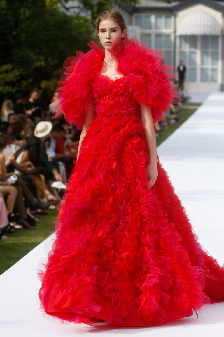 Anne Hathaway Stages Her Own Red Carpet On the Rooftop of Harrod's to ...