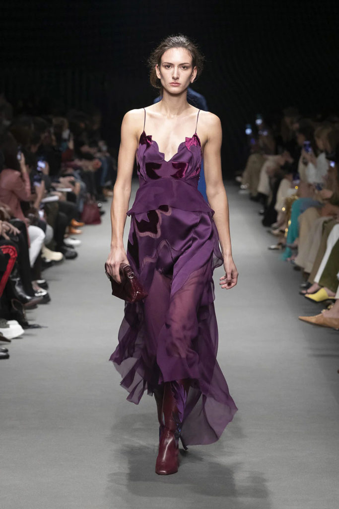 THIS IS US Star Mandy Moore in Alberta Ferretti on THE TONIGHT SHOW ...