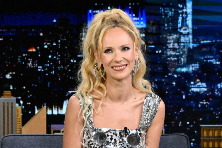 TED LASSO Star Juno Temple on THE TONIGHT SHOW STARRING JIMMY FALLON ...