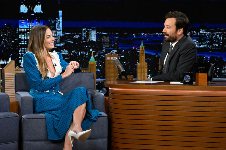 AMSTERDAM Star Margot Robbie in Alessandra Rich on THE TONIGHT SHOW ...