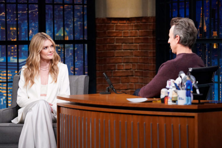 THE WHITE LOTUS Star Meghann Fahy on LATE NIGHT WITH SETH MEYERS - Tom ...