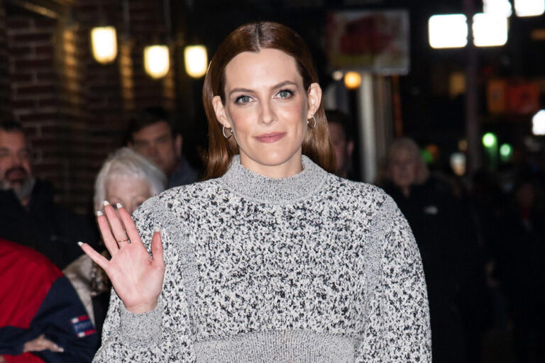 DAISY JONES & THE SIX Star Riley Keough in Paco Rabanne at THE LATE ...