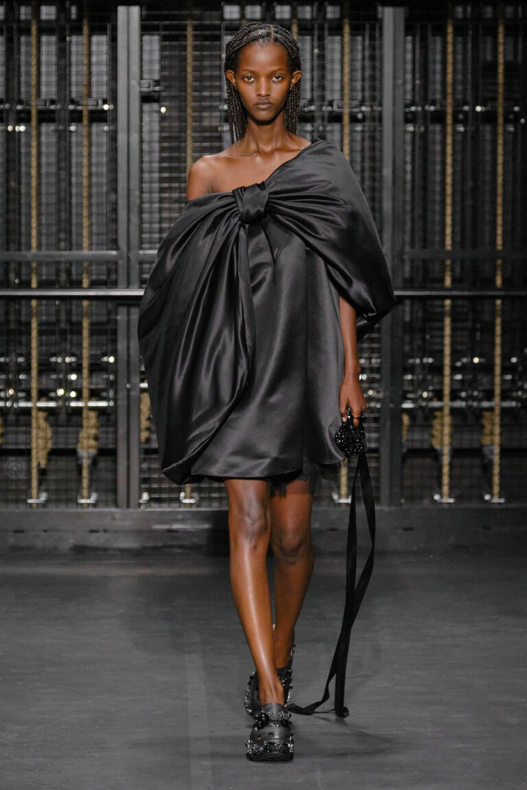 FEUD: CAPOTE VS. THE SWANS Star Chloë Sevigny in Simone Rocha at THE ...