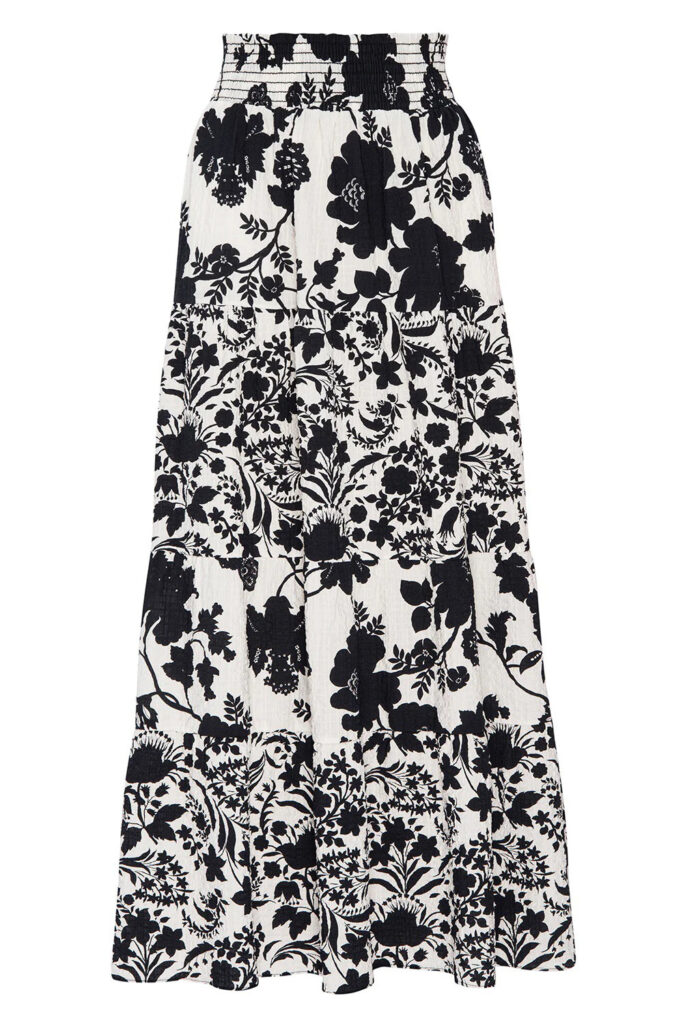 Jennifer Lopez Rides Her Bike in The Hamptons - Tom + Lorenzo