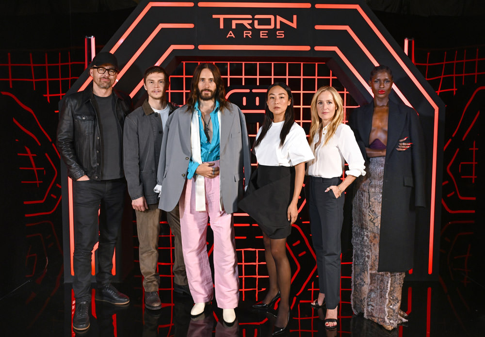 Jared-Leto-Greta-Lee-Jodie Turner-Smith-Eva-Peters-Gillian-Anderson ...
