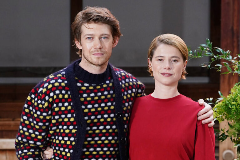Joe Alwyn and Jessie Buckley at the HAMNET London Photo Call - Tom ...