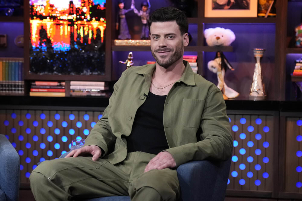 Heated Rivalry Star François Arnaud Shuts Down a Dating Question and ...